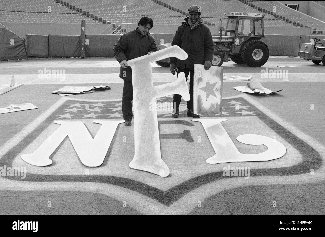 Chicago Park District workers Carlos Palacios, left, and Robert Kimble ...