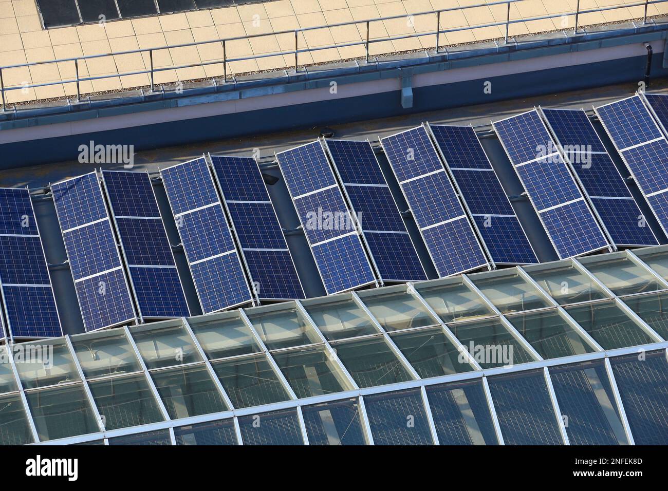 Roof solar panels technology - photovoltaic electricity cells ...
