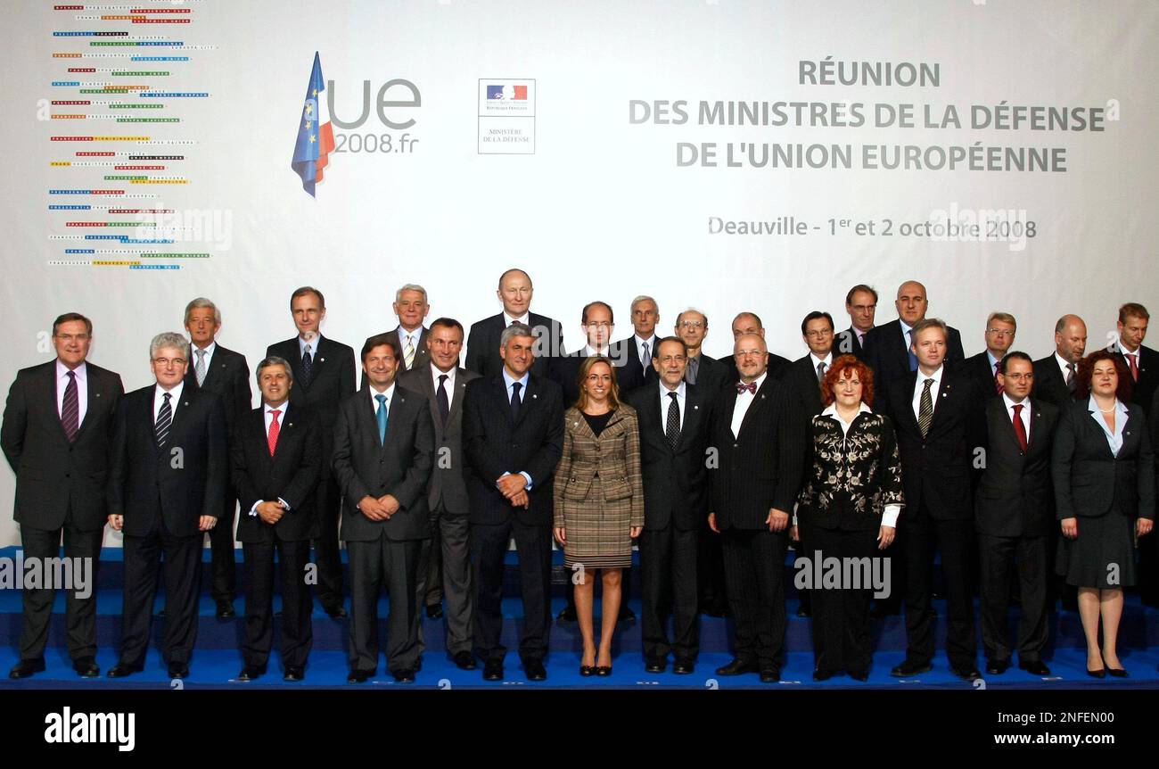 Front row, from left to right: German Defense Minister Franz Josef Jung ...