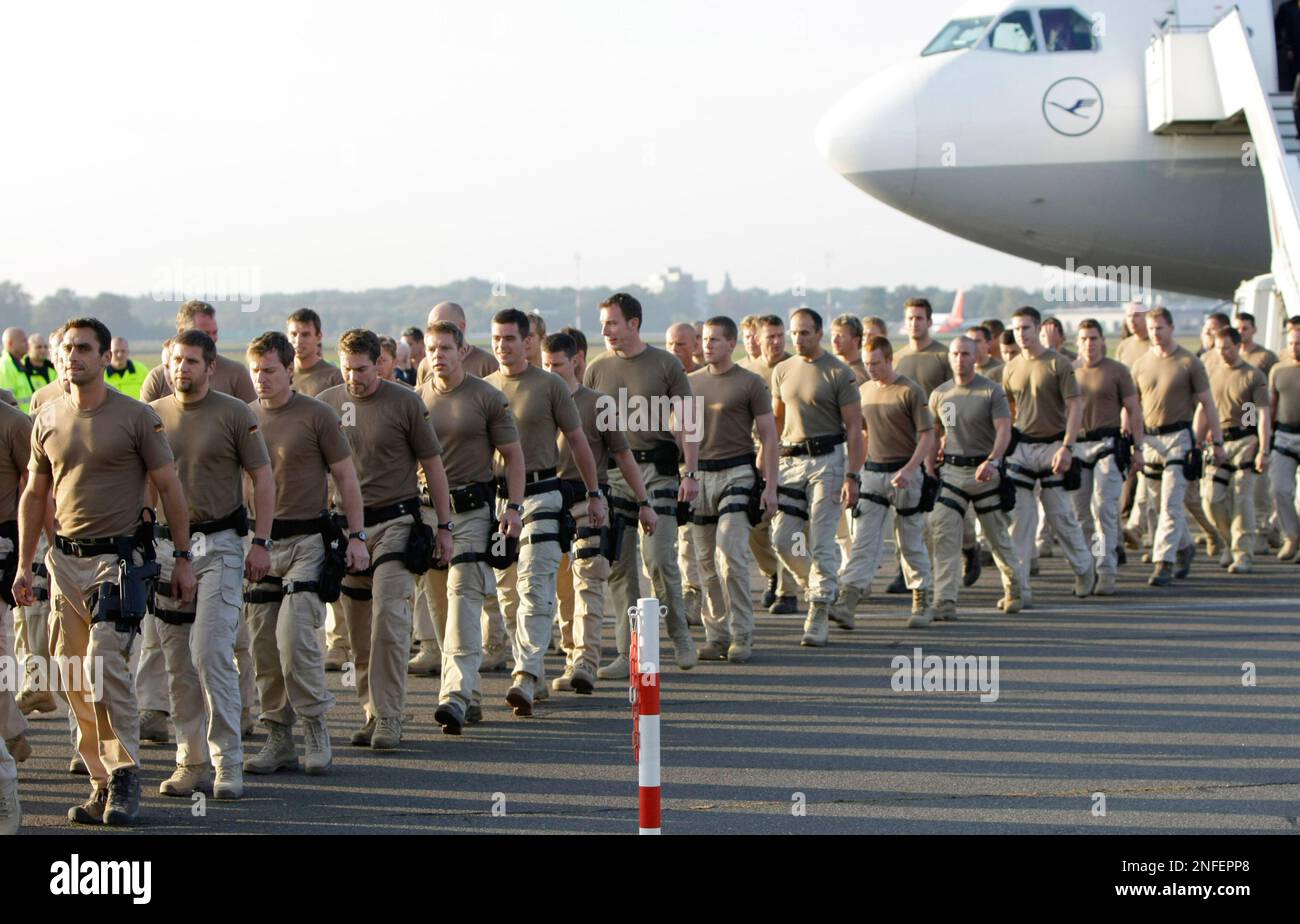 German commandos march on the tarmac of the airport Tegel in Berlin ...