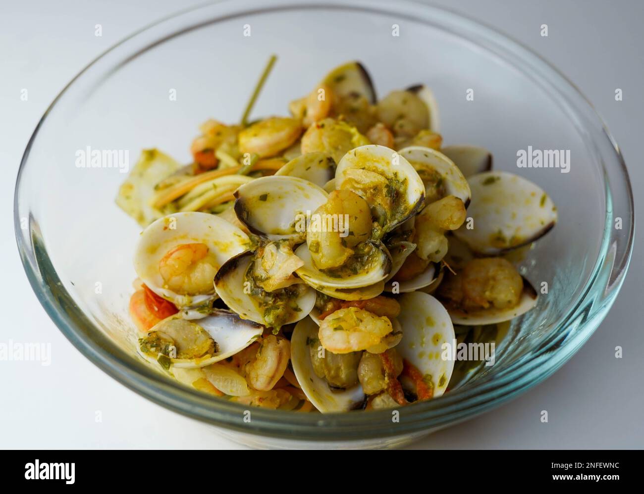 Italian spaghetti with clam sauce and prawns. Spaghetti frutti di mare ...