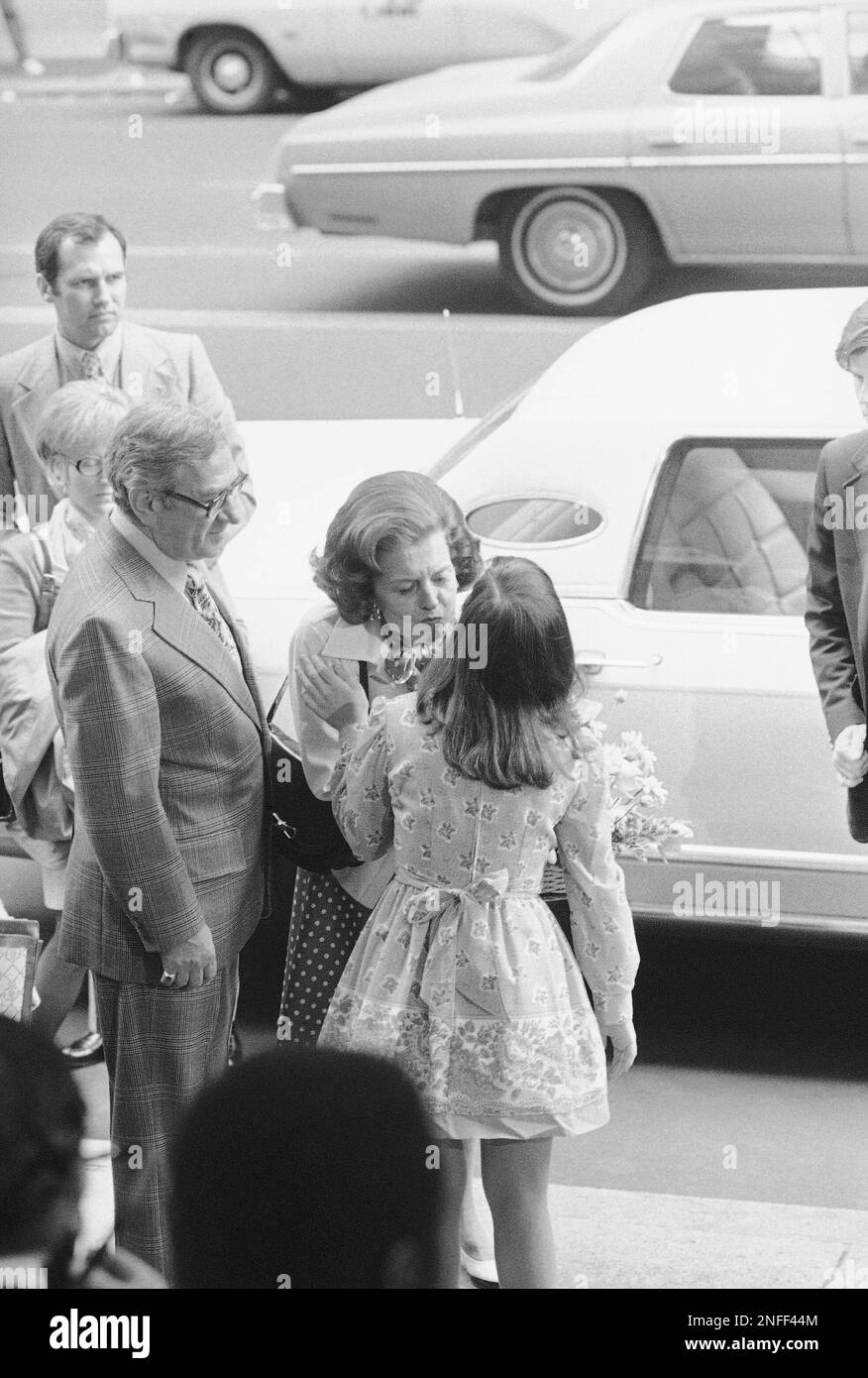 Mrs. Gerald Ford "puckers" for a kiss to 15-year-old Karen Toff of ...