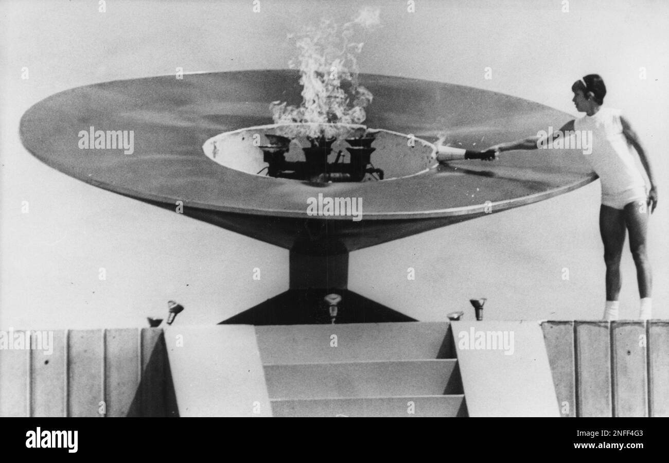 Mexican athlete Norma Enriqueta Basilio last carrier of the Olympic ...