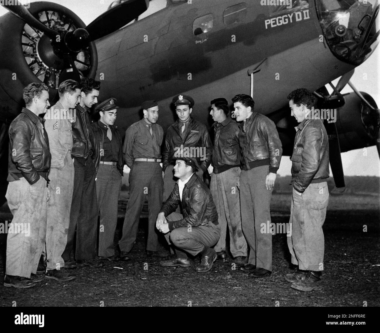 The ground crew of the Flying Fortress Hell's Angels complete ...
