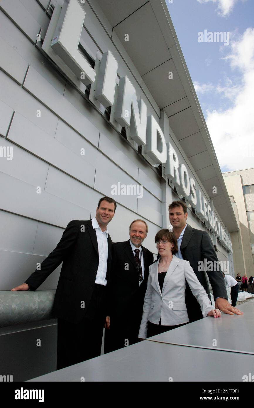 Hockey legend Eric Lindros (right), his sister Robin Lindros and ...