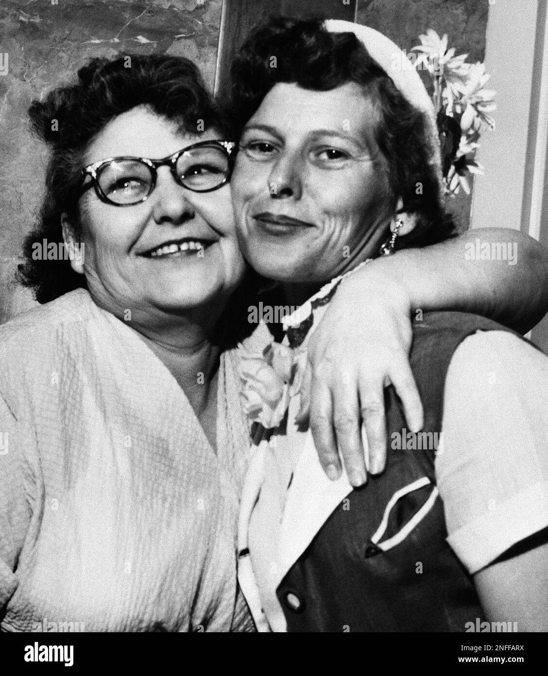 Mrs. Nannie Doss (L) confessed poisoner of four of her five husbands ...