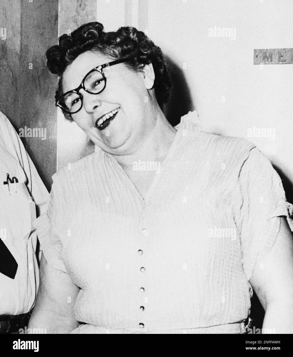 Husband killer grandma Nannie Doss gives photographers a final smile ...