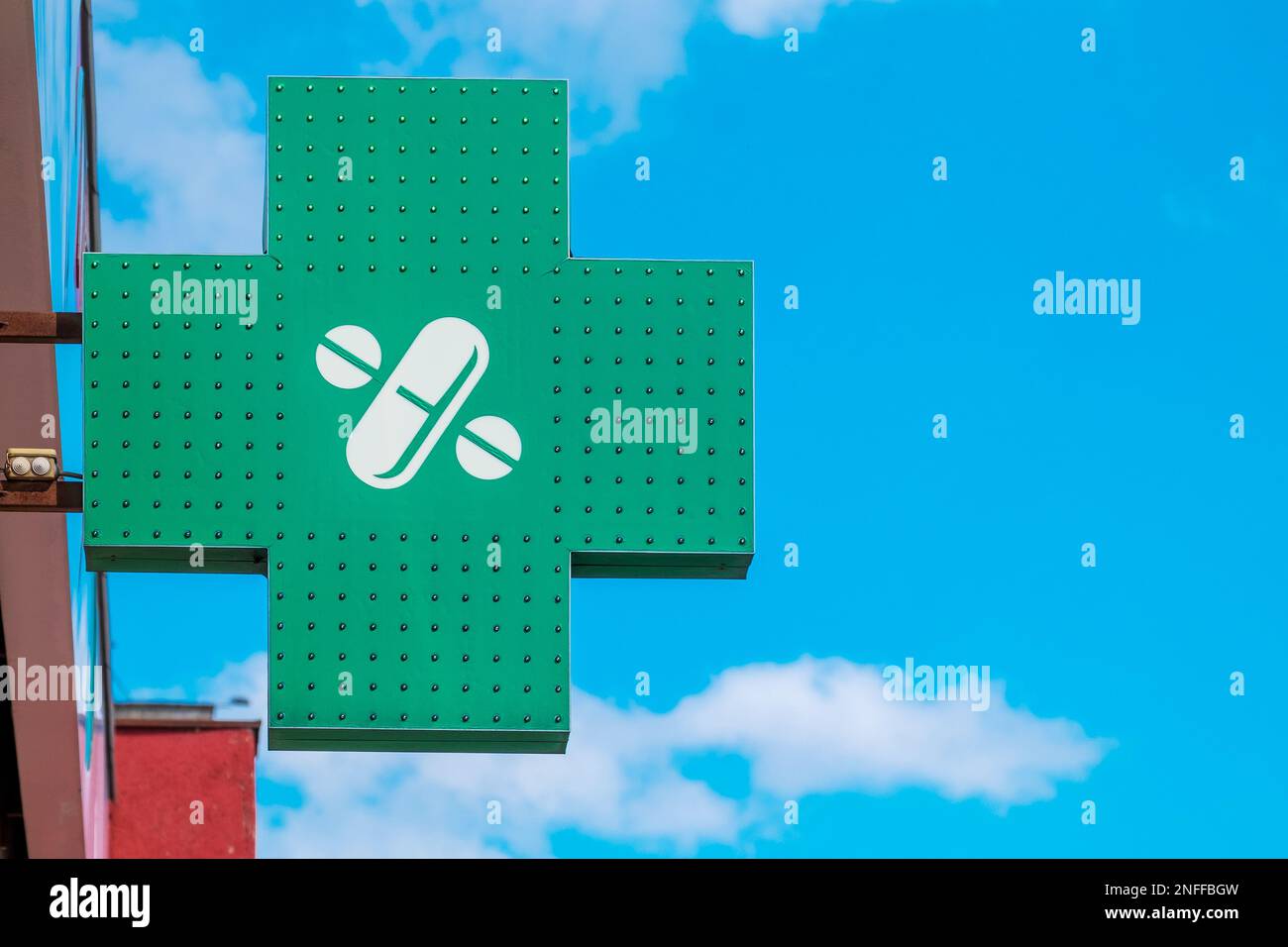 Pharmacy. Green pharmacy sign against the blue sky Stock Photo - Alamy
