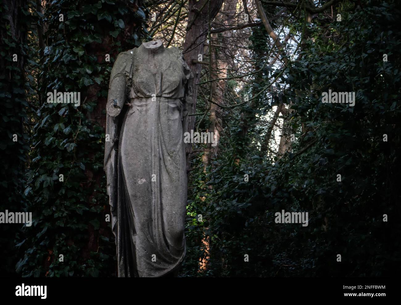 Headless woman statue hi-res stock photography and images - Alamy