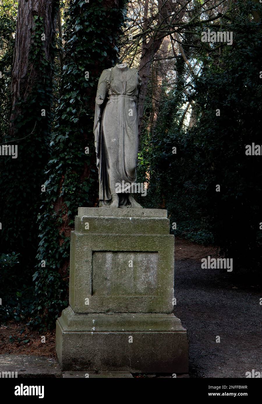 Headless woman statue hi-res stock photography and images - Alamy