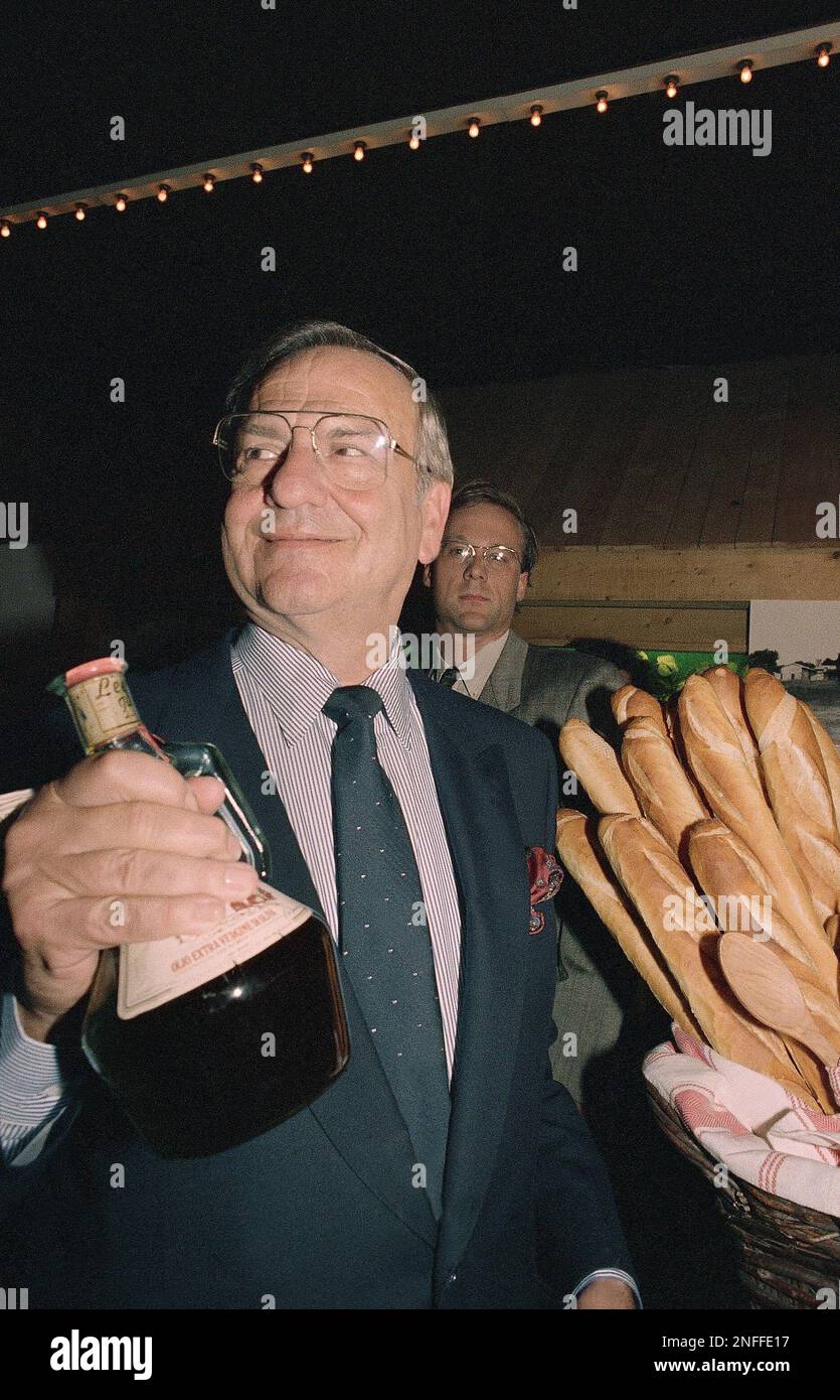 Chairman of the Chrysler Corp. Lee Iacocca smiles at Macys as he ...