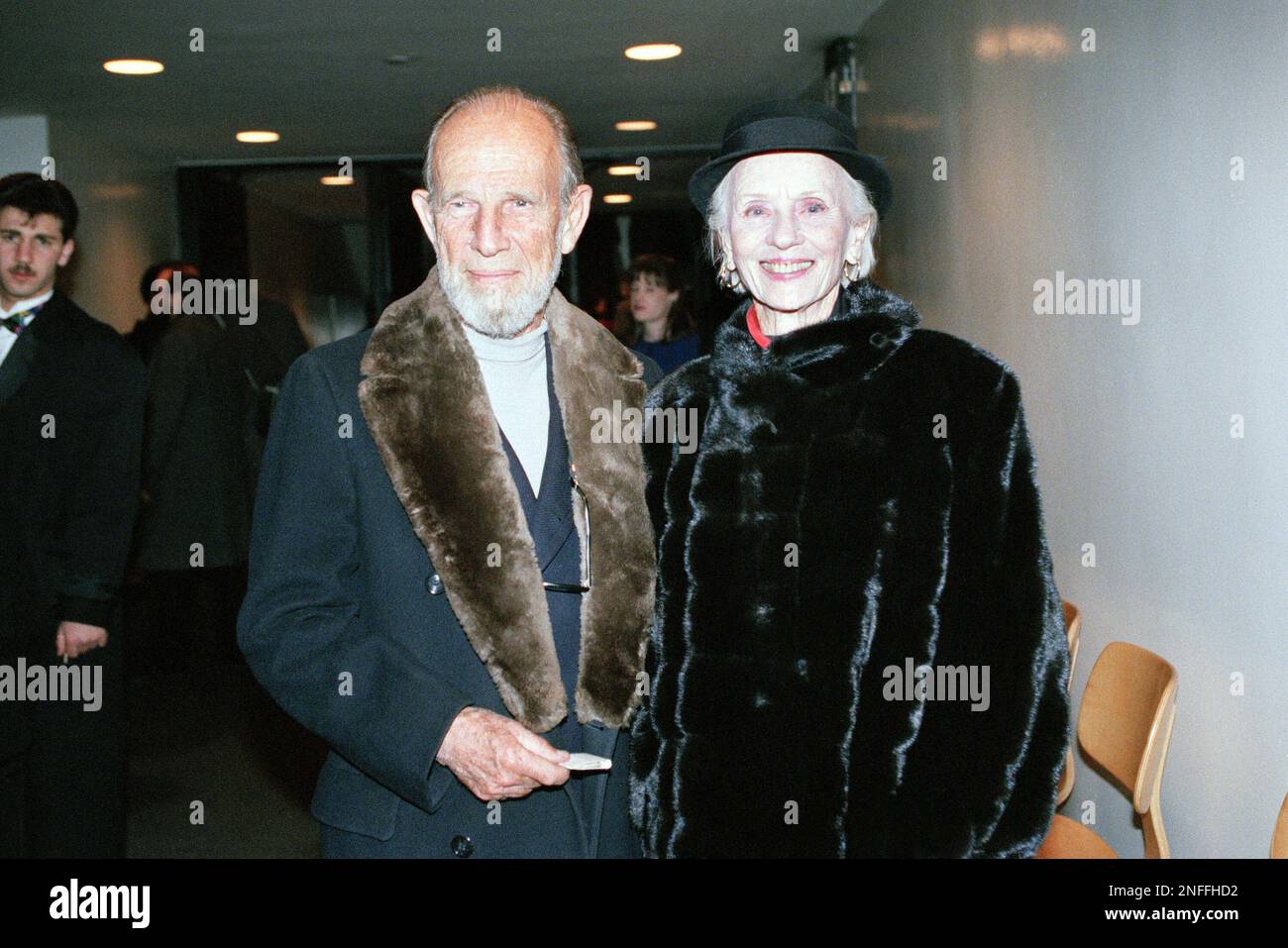 Stage greats Hume Cronyn and his wife Jessica Tandy pose in the lobby ...