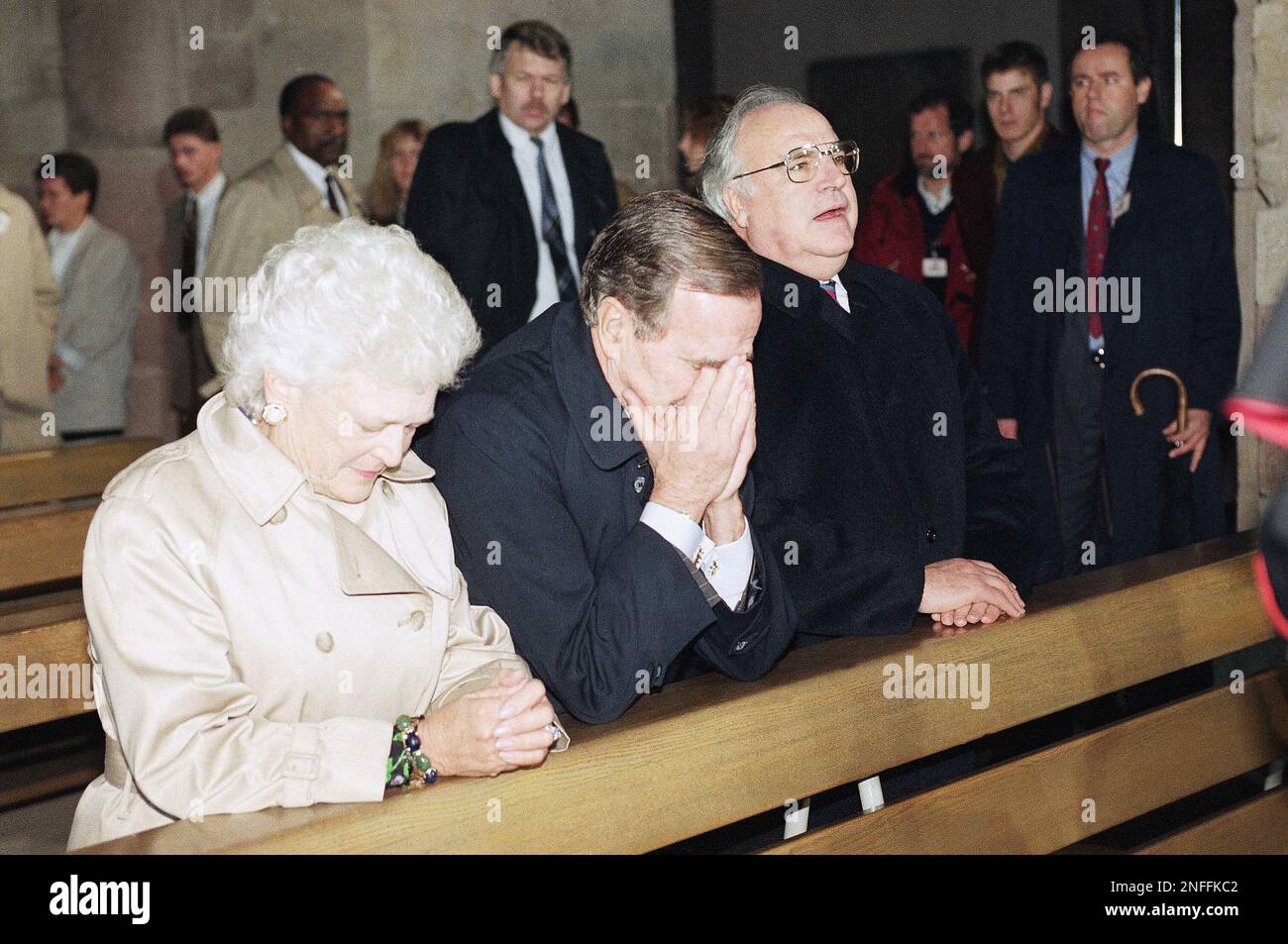 U.S. first lady Barbara and President George H.W. Bush pray together ...