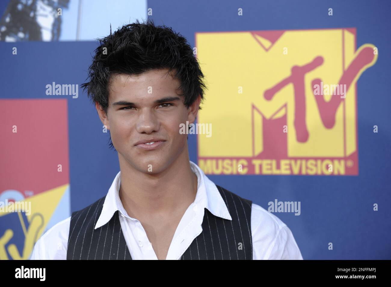 Taylor Lautner arrives at the 2008 MTV Video Music Awards held at ...