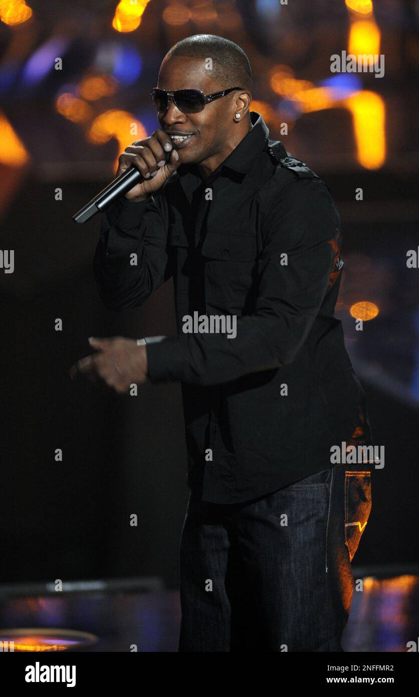 Jamie Foxx announces singer Britney Spears as the winner for best video ...