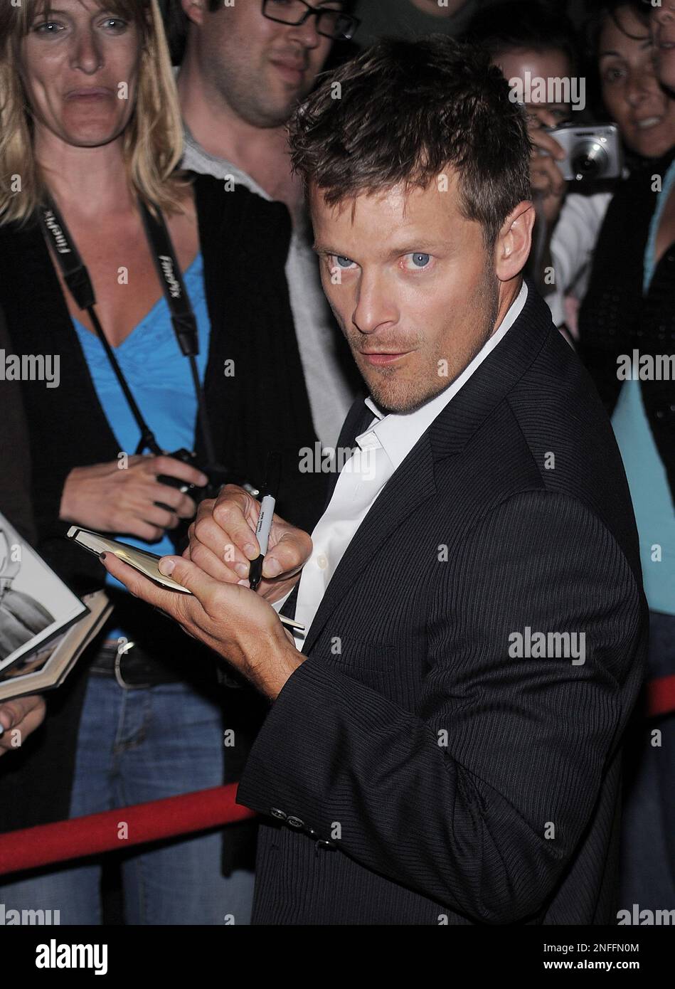 Actor Steve Zahn signs autographs at the premiere of "Management ...