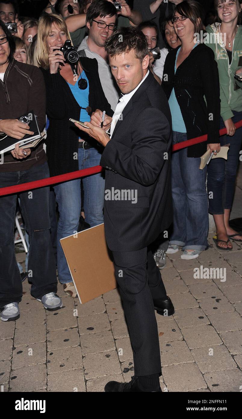 Actor Steve Zahn signs autographs at the premiere of "Management ...