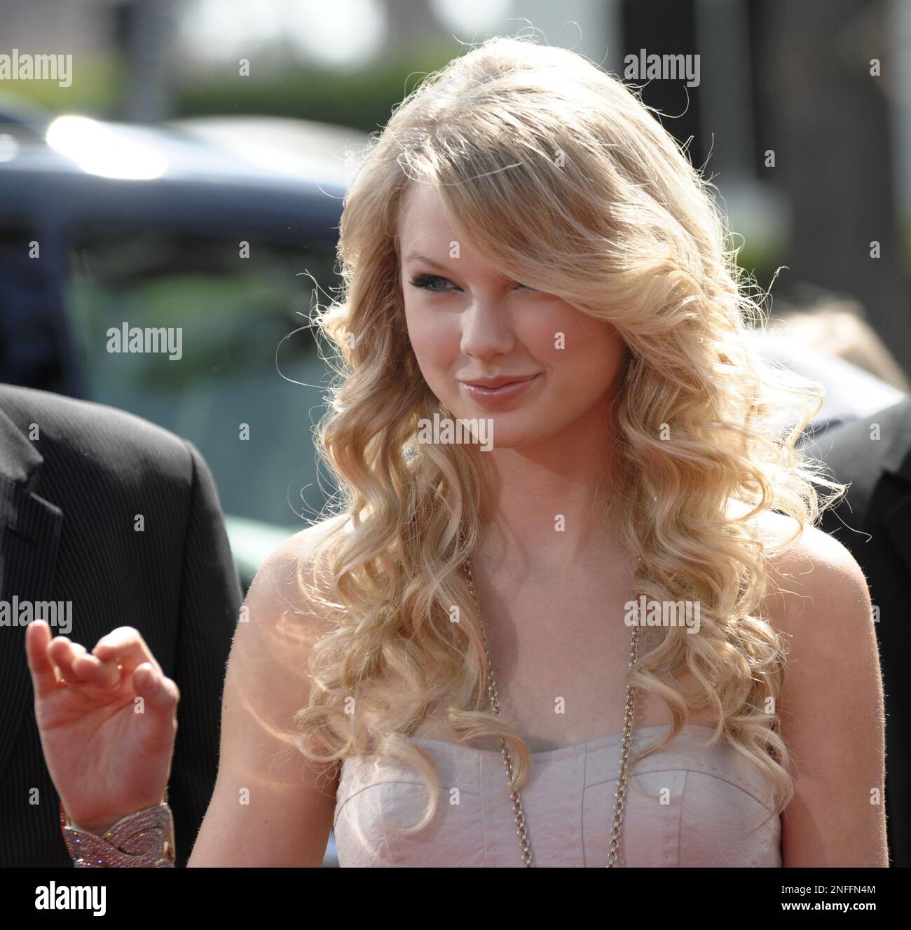 Taylor Swift arrives at the 2008 MTV Video Music Awards held at ...
