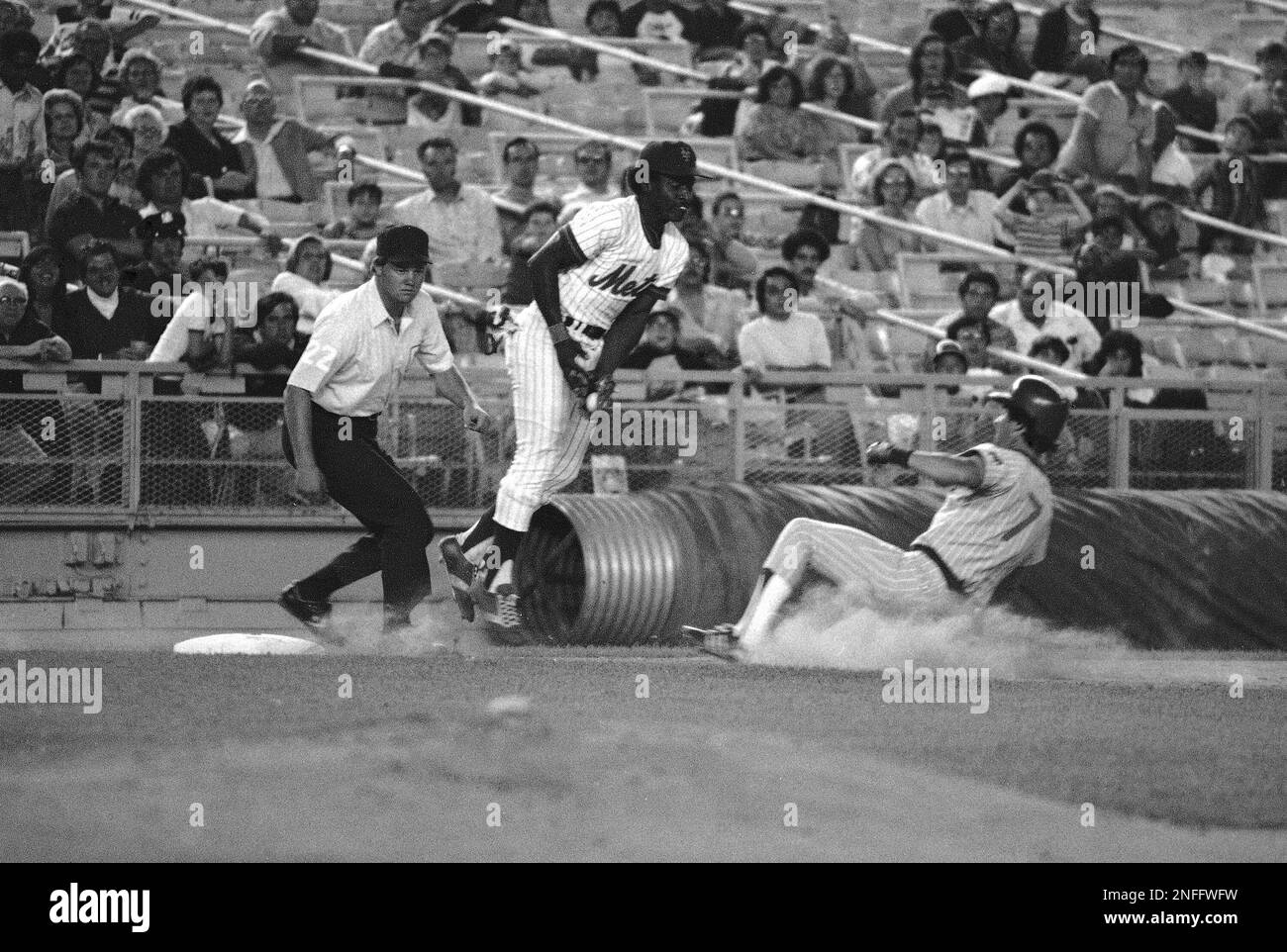 Lenny Randle of the Mets uses his body to control the ball as the ...