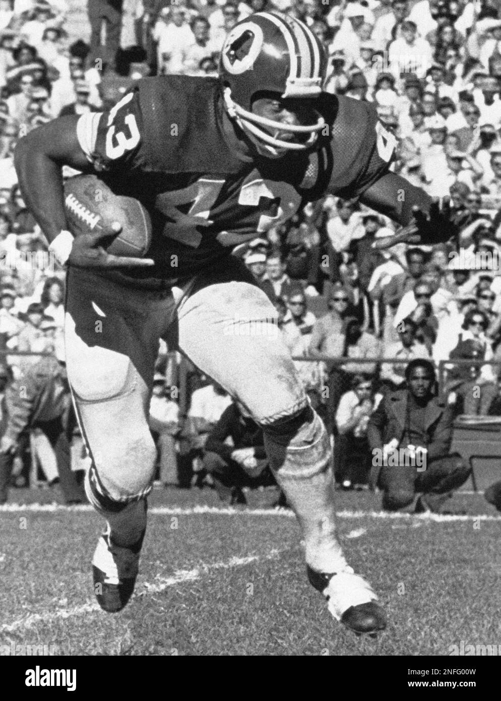 Redskins' running back Larry Brown sheds tacklers as he picks up 20 ...