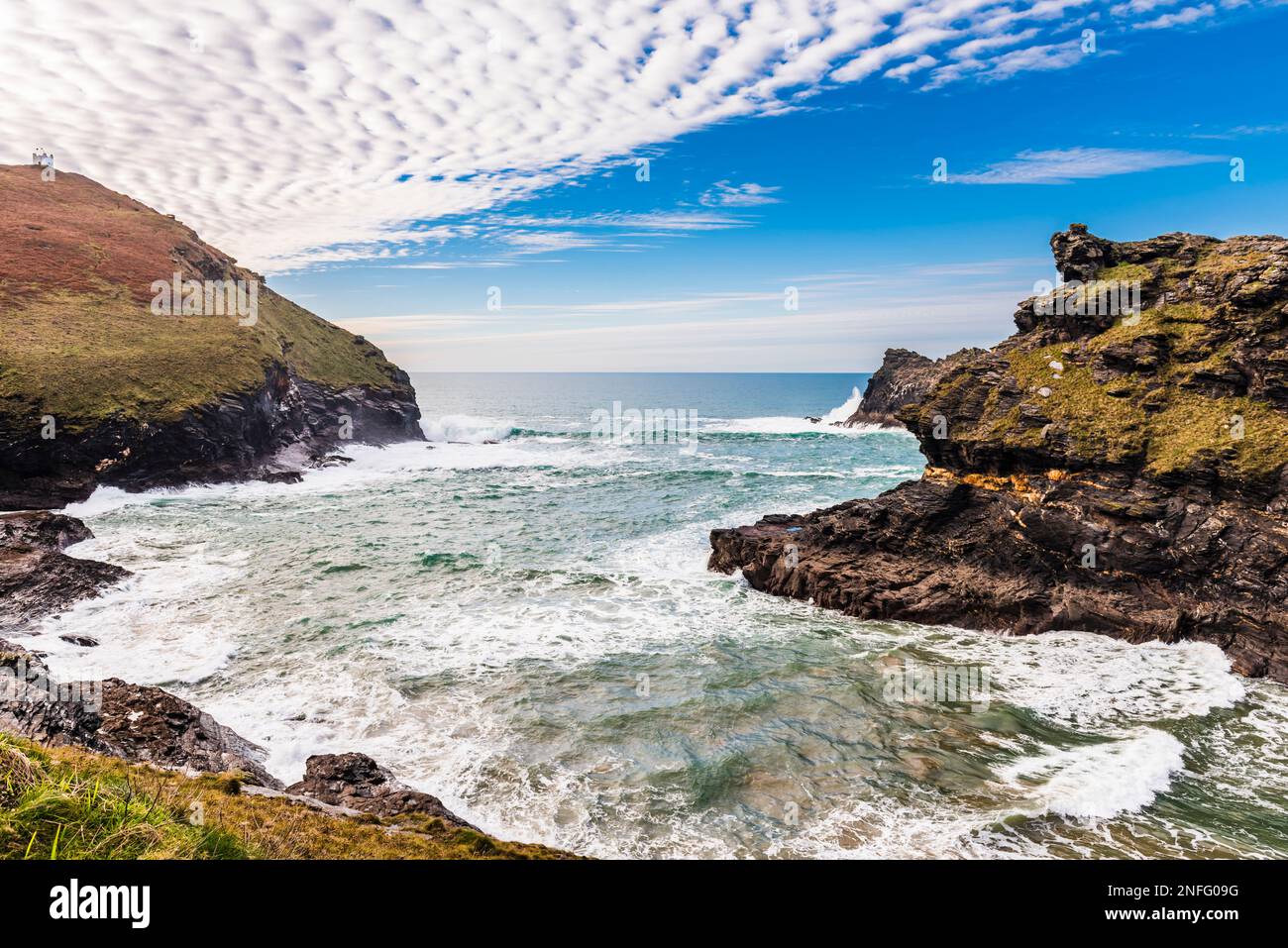 Boscastle Harbour and the Devil's Bellows blowhole at low tide ...