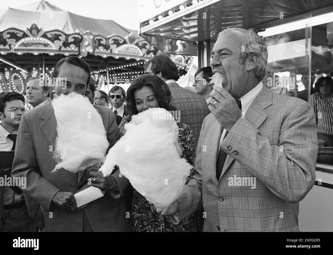 Sen. J. Glenn Beall of Md. right, shows Republican Vice Presidential ...