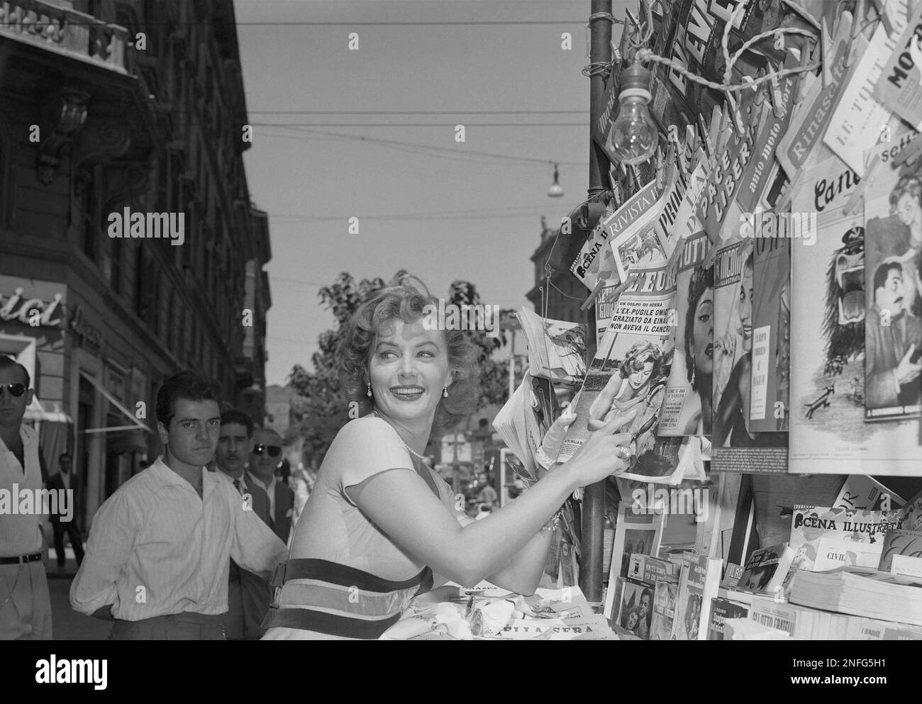Rhonda Fleming at a newsagents stall on Rome's exclusive street, Via ...
