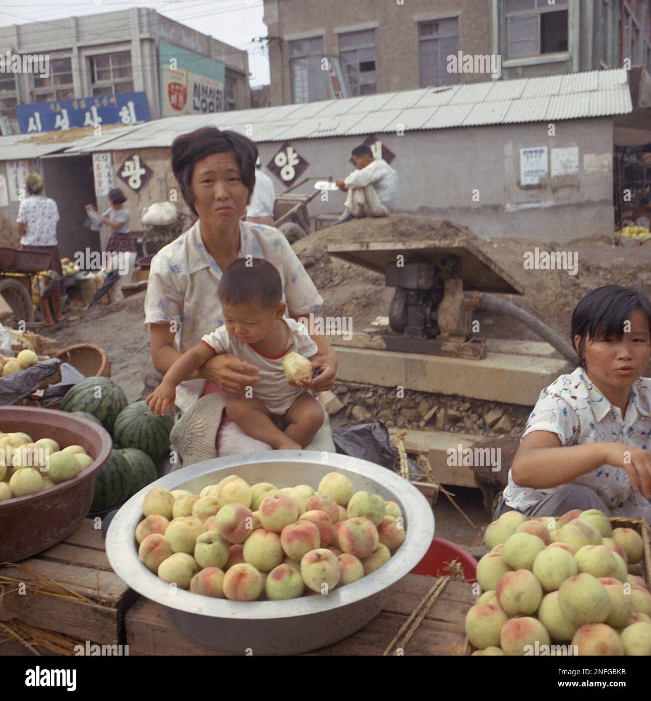 Market Scene in Japan 1970. (AP Photo/ Emil Reynolds Stock Photo - Alamy