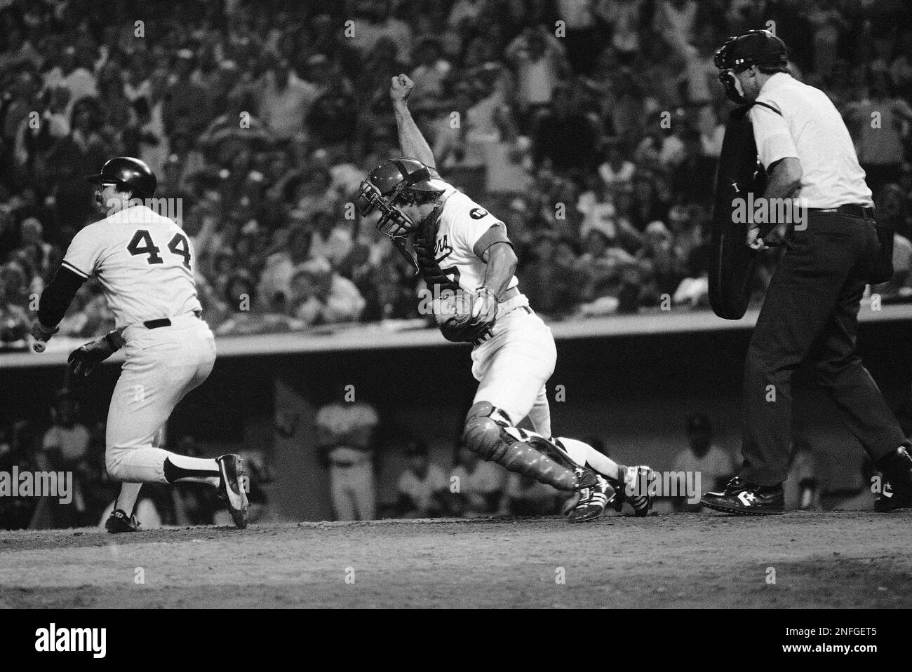 Los Angeles Dodgers catcher Steve Yeager, right, clenches his fist and ...