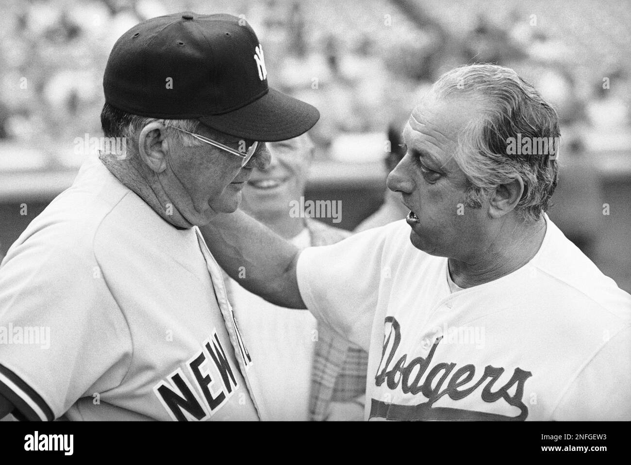 Los Angeles Dodgers manager Tom Lasorda converses with New York Yankees ...