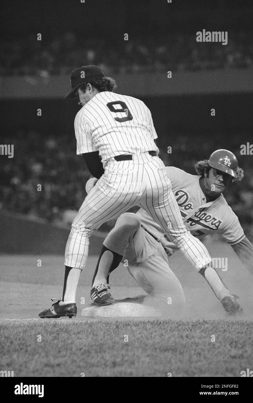 Los Angeles Dodgers Steve Yeager slides safely into third during fifth ...