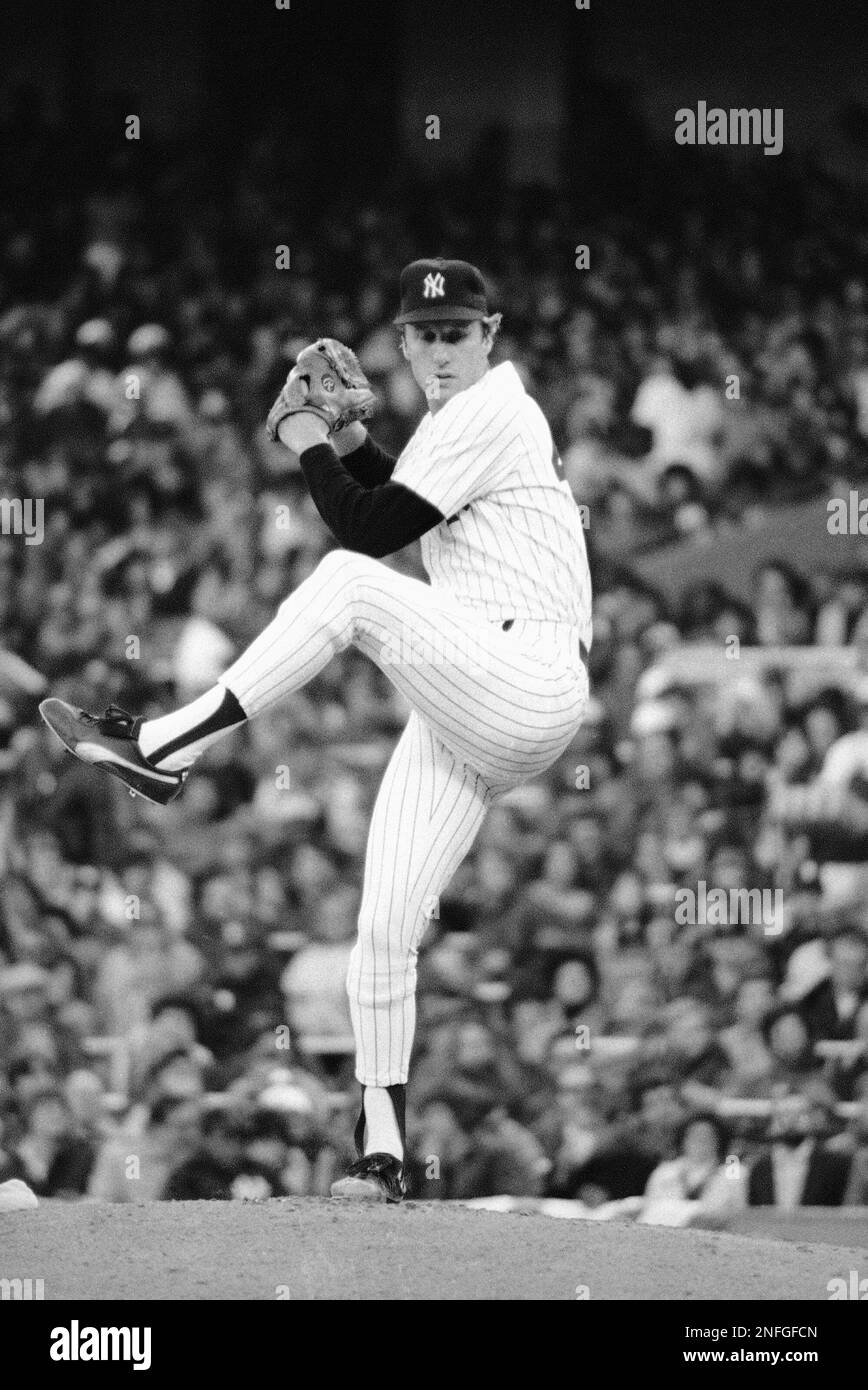 New York Yankees pitcher Jim Beattie winds up to deliver pitch during ...