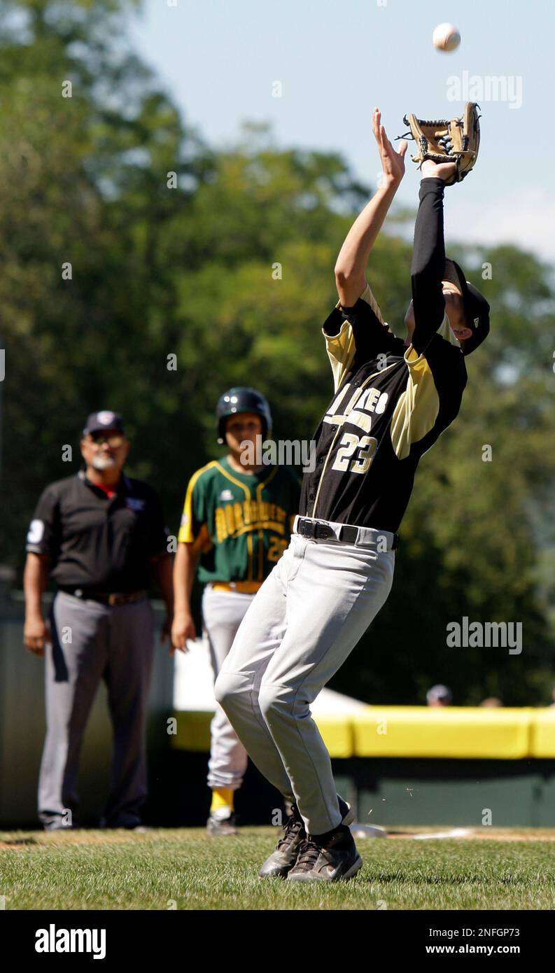 Jeffersonville, Ind., catches a fly ball in the fourth innging against ...