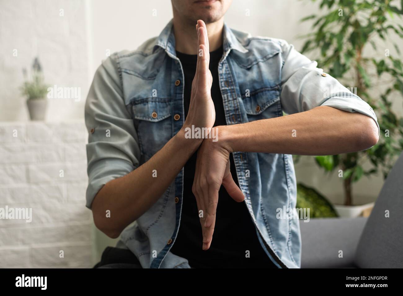 Kids using sign language hi-res stock photography and images - Alamy