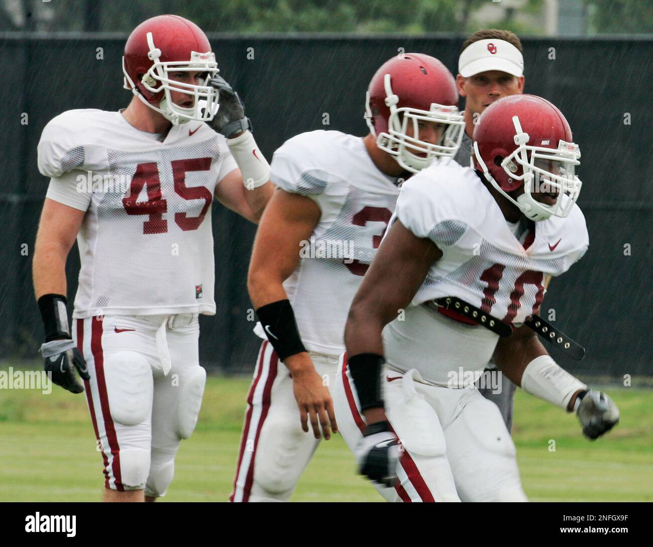 Oklahoma linebackers Turner Troop, left, Daniel Franklin, center, and ...