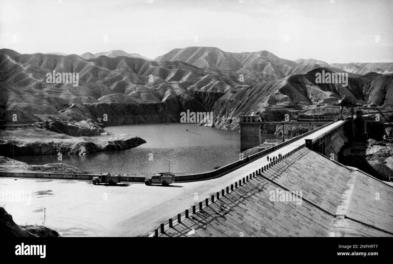 The mighty dam of the Liuchiahsia hydro-electrical power station trape ...