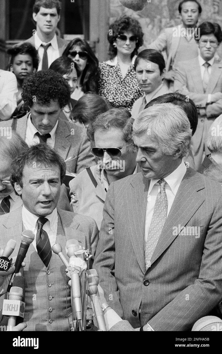 Automaker John DeLorean, right, Attorney Howard Weitzman, left, talk to ...