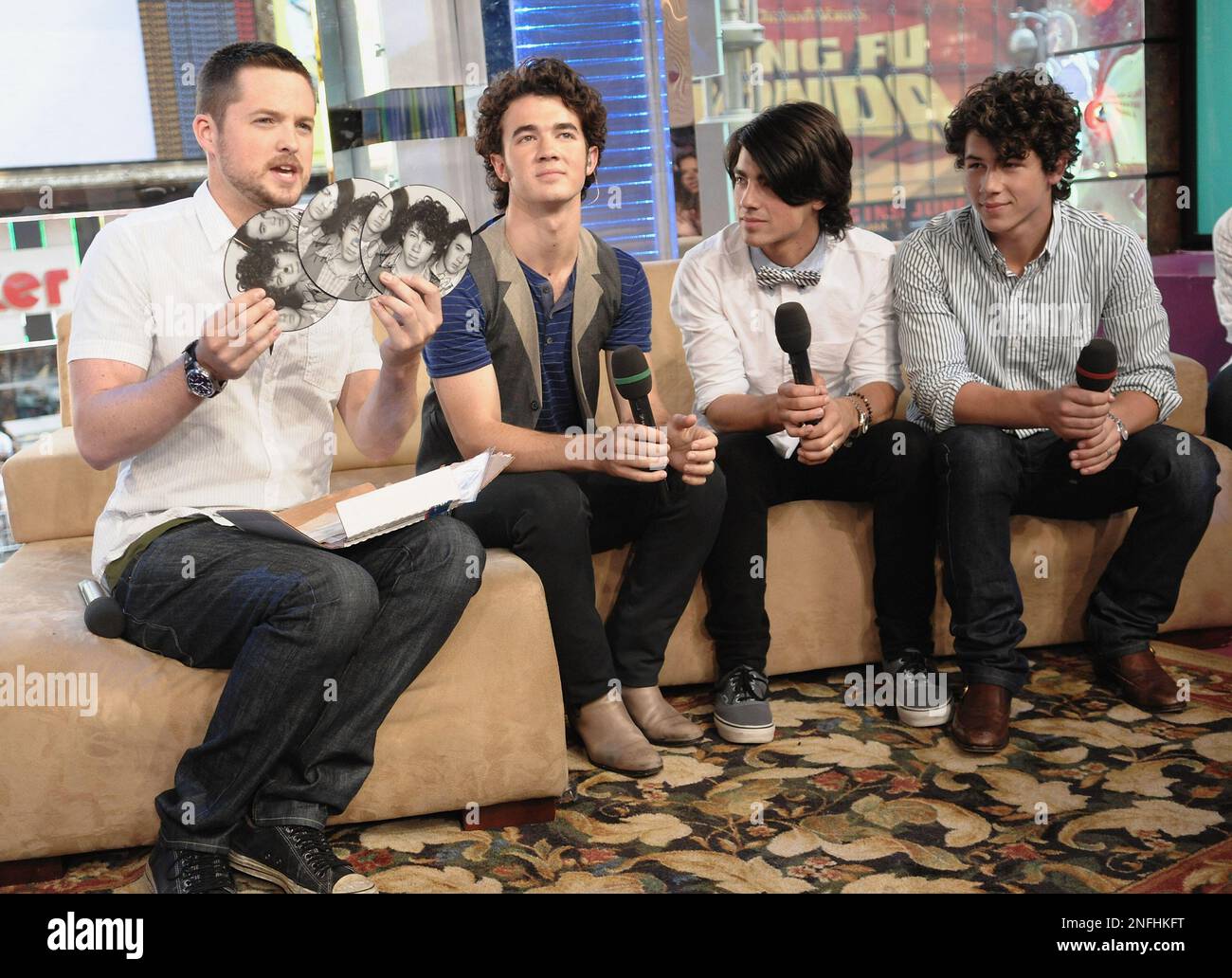 VJ Damien Fahey, left, chats with The Jonas Brothers, from left, Kevin ...