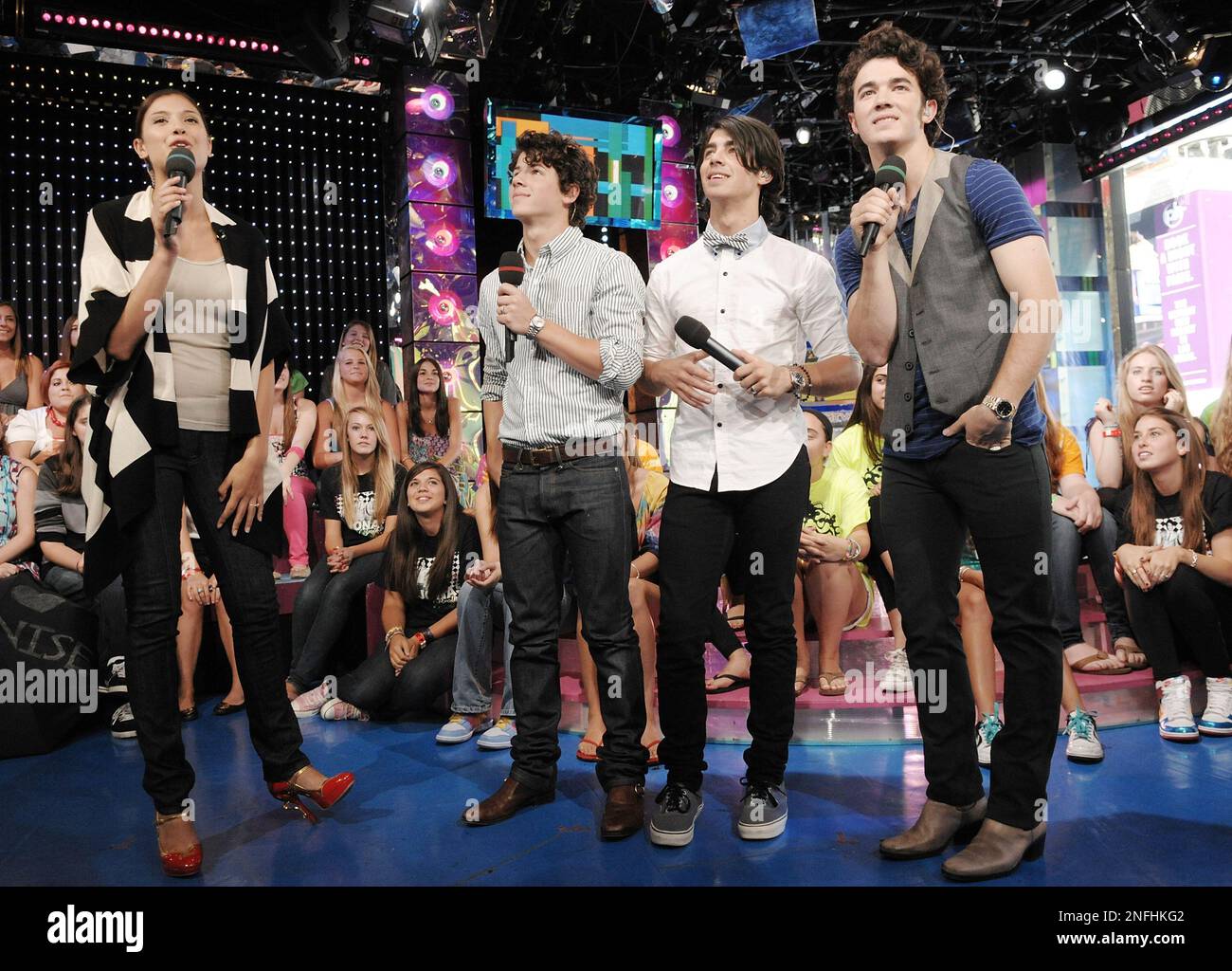 VJ Lyndsey Rodrigues chats with The Jonas Brothers, from left, Nick ...