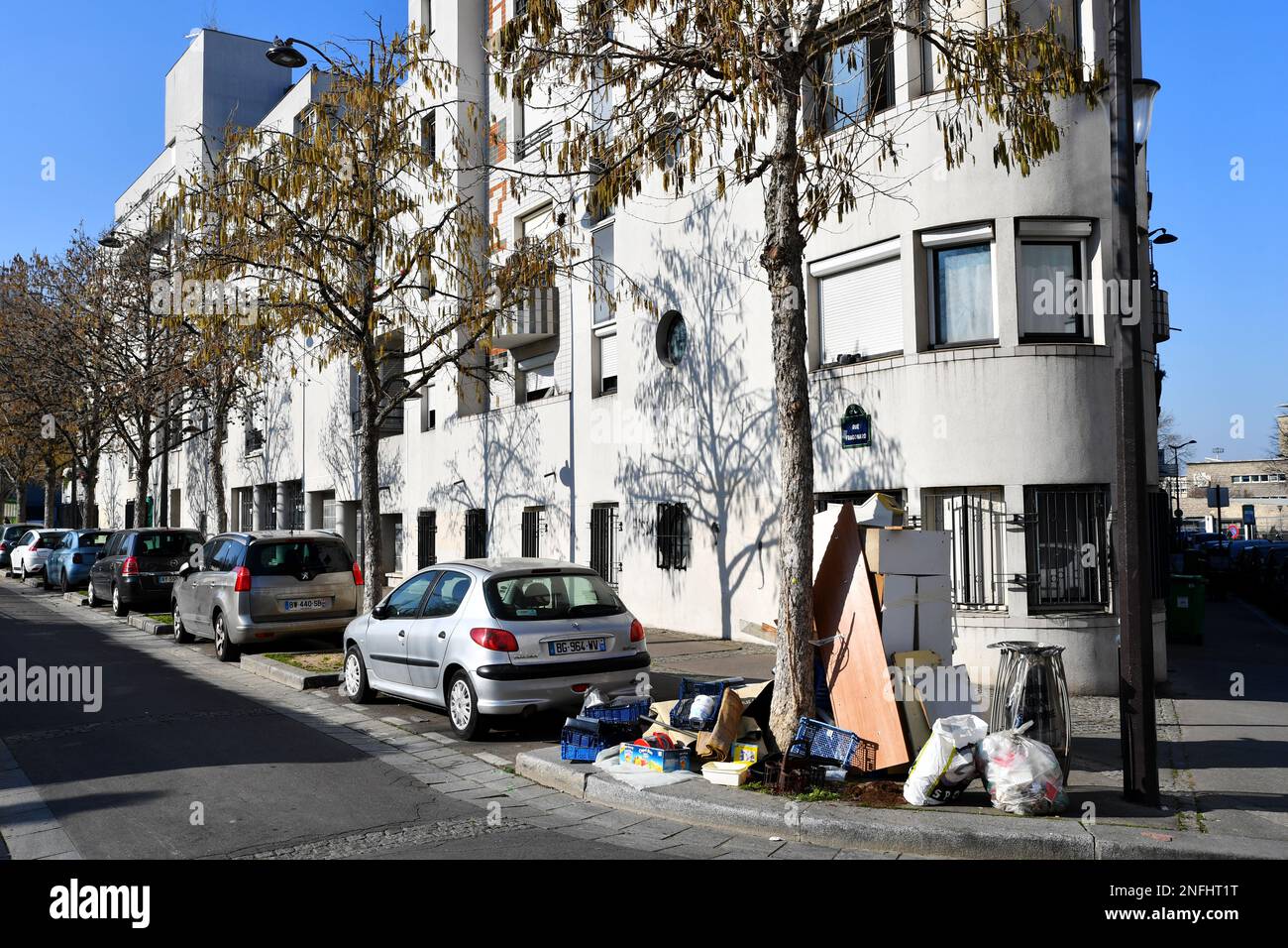 Corner garbage can hi-res stock photography and images - Alamy