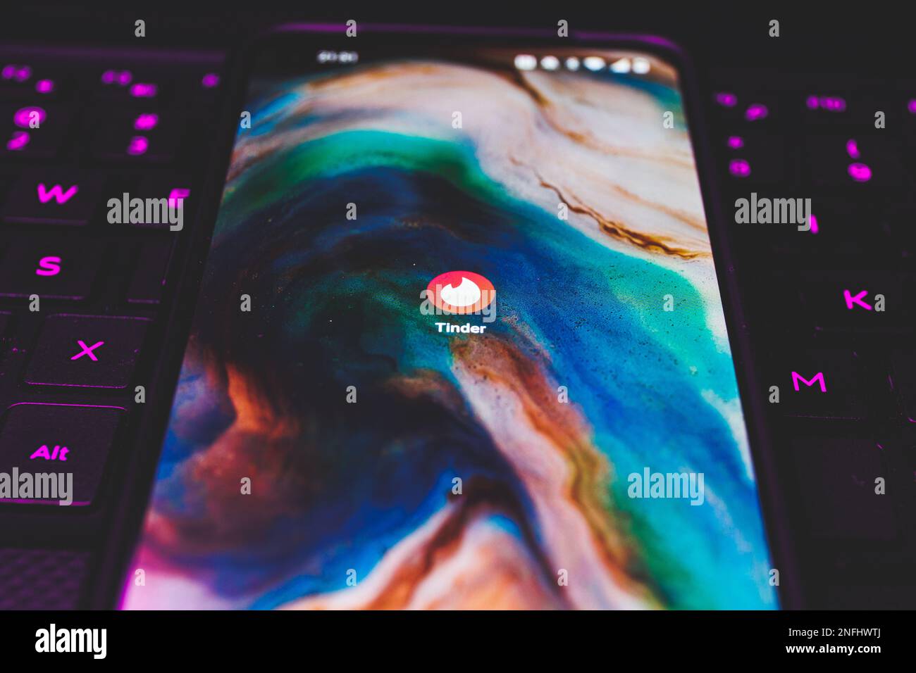 Tinder logo woman hi-res stock photography and images - Alamy
