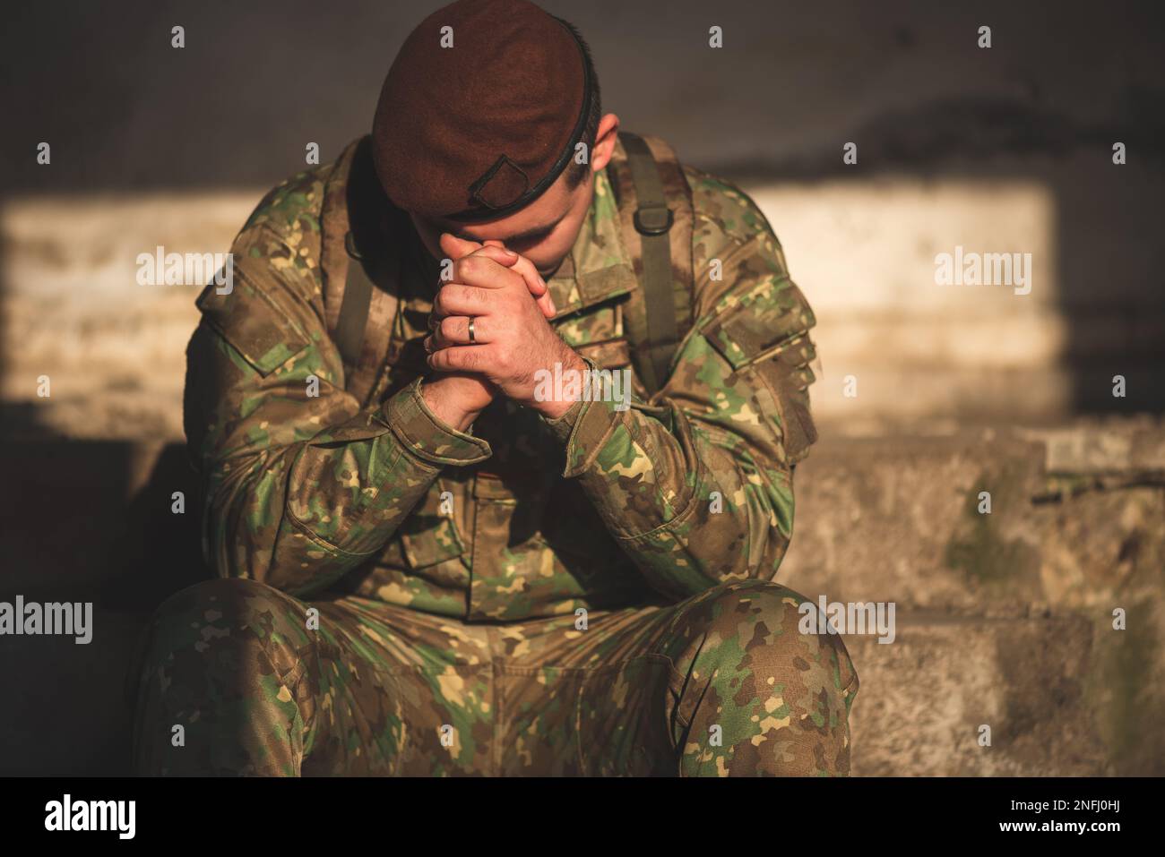 Man in army camouflage hi-res stock photography and images - Alamy