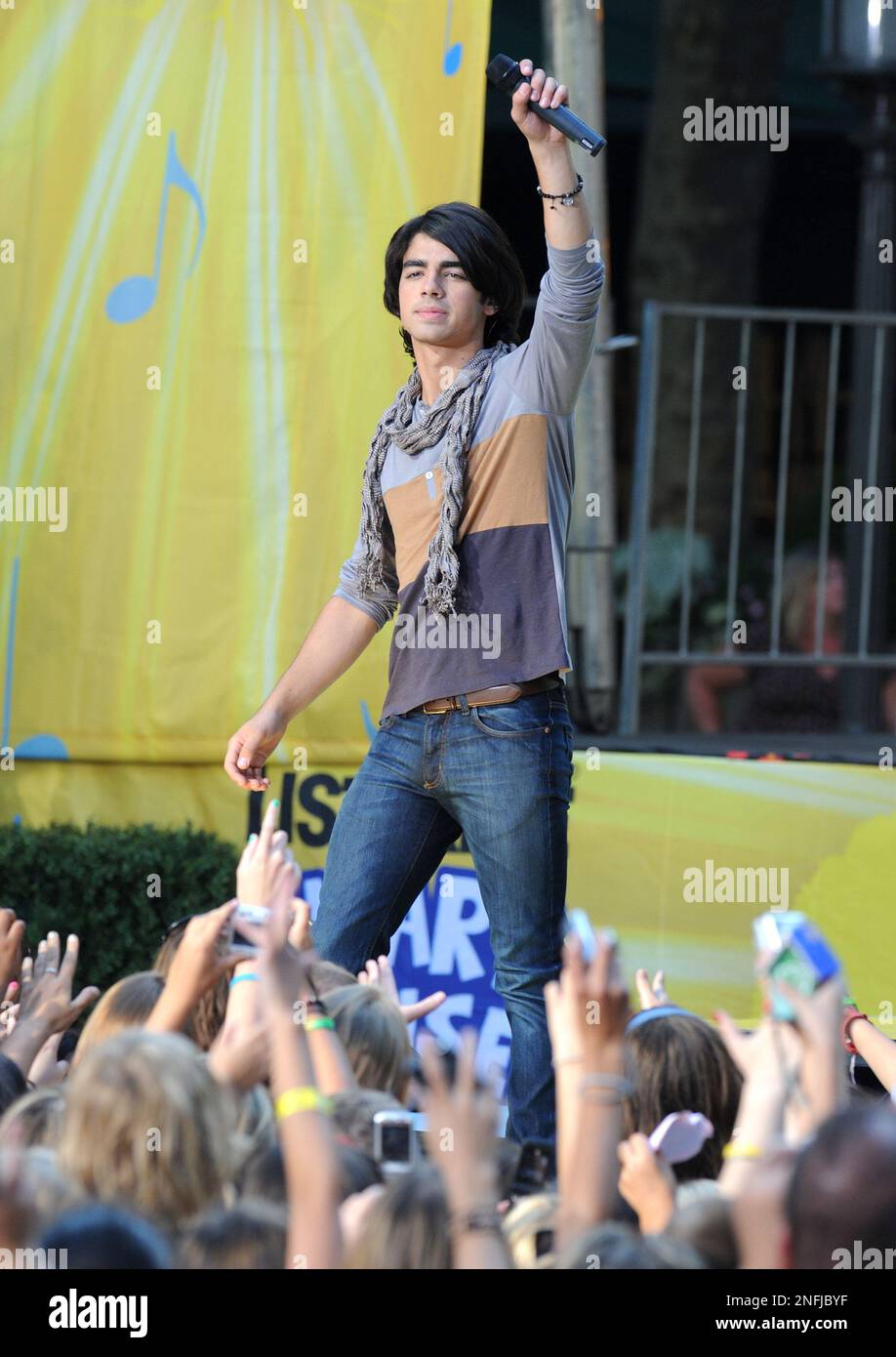 Singer Joe Jonas of the music group The Jonas Brothers performs in ...