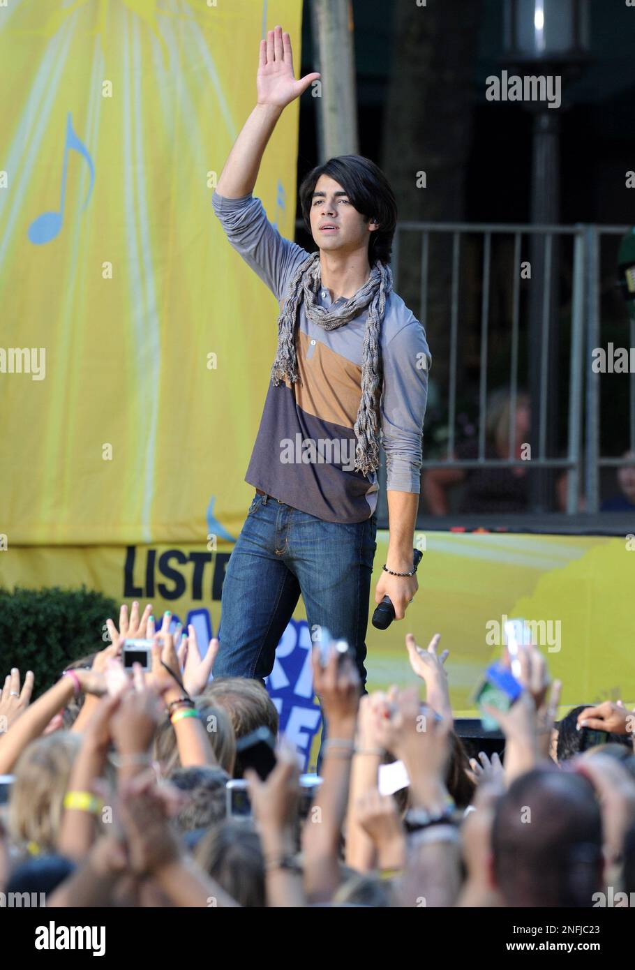 Singer Joe Jonas of the music group The Jonas Brothers performs in ...