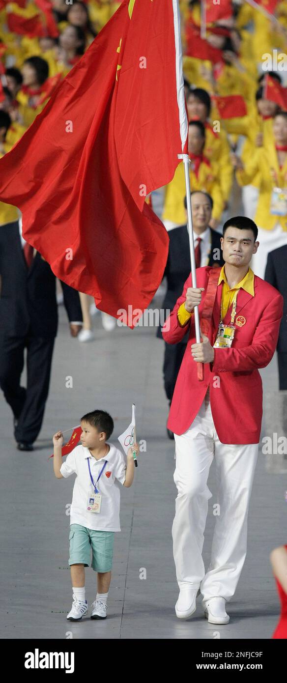 Yao Ming carries the flag of China with nine-year-old earthquake ...