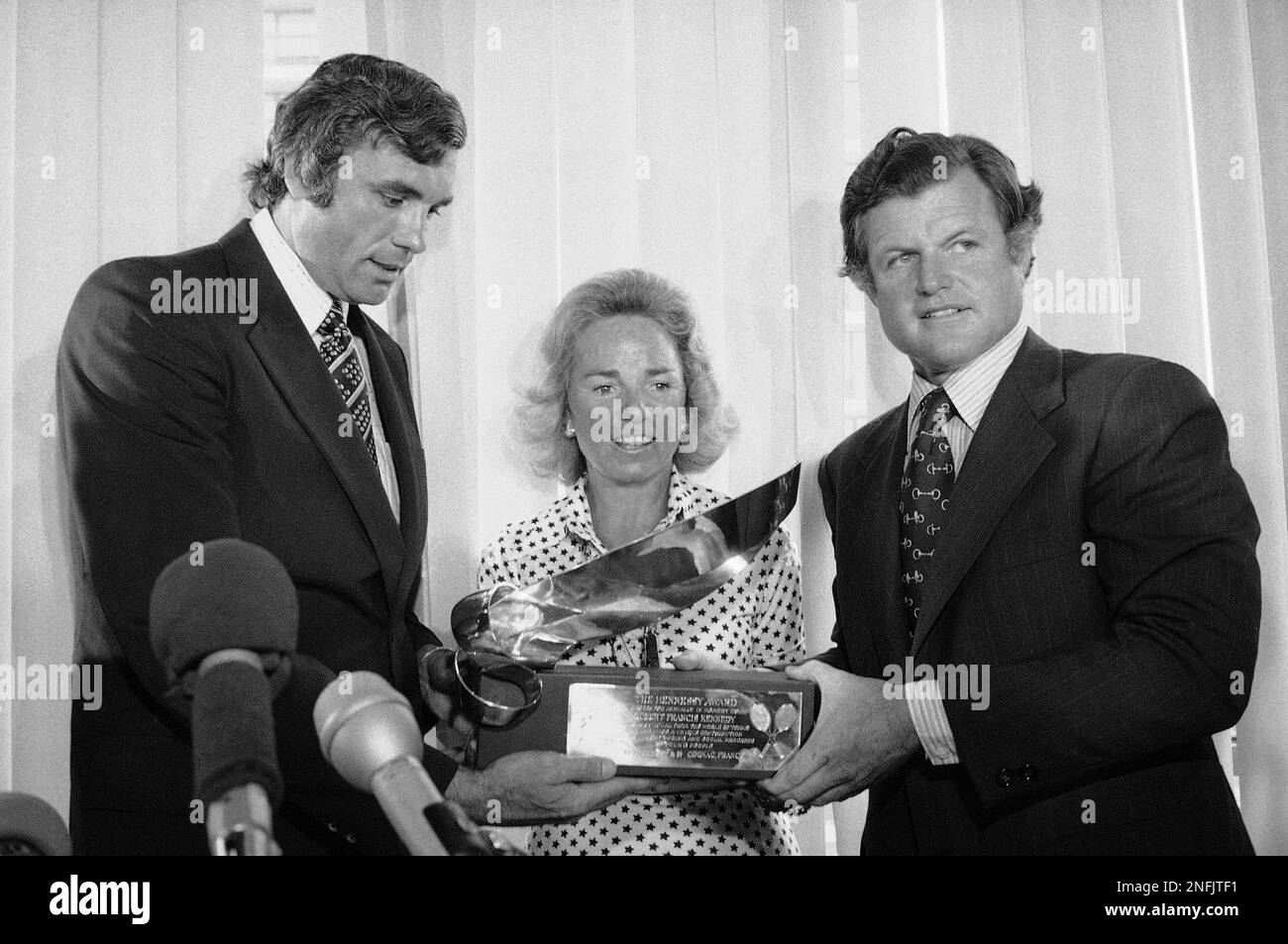 Dave DeBusschere, American Basketball Association Commissioner, left ...