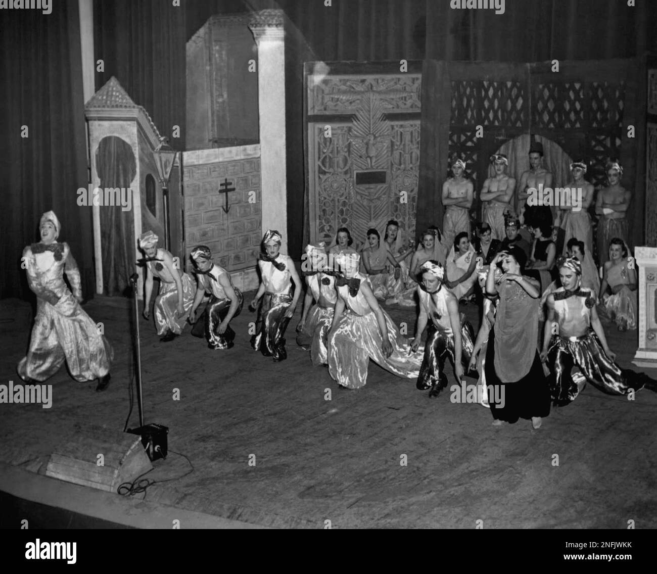 Men and women of the U.S. Army staged a completely GI musical comedy ...