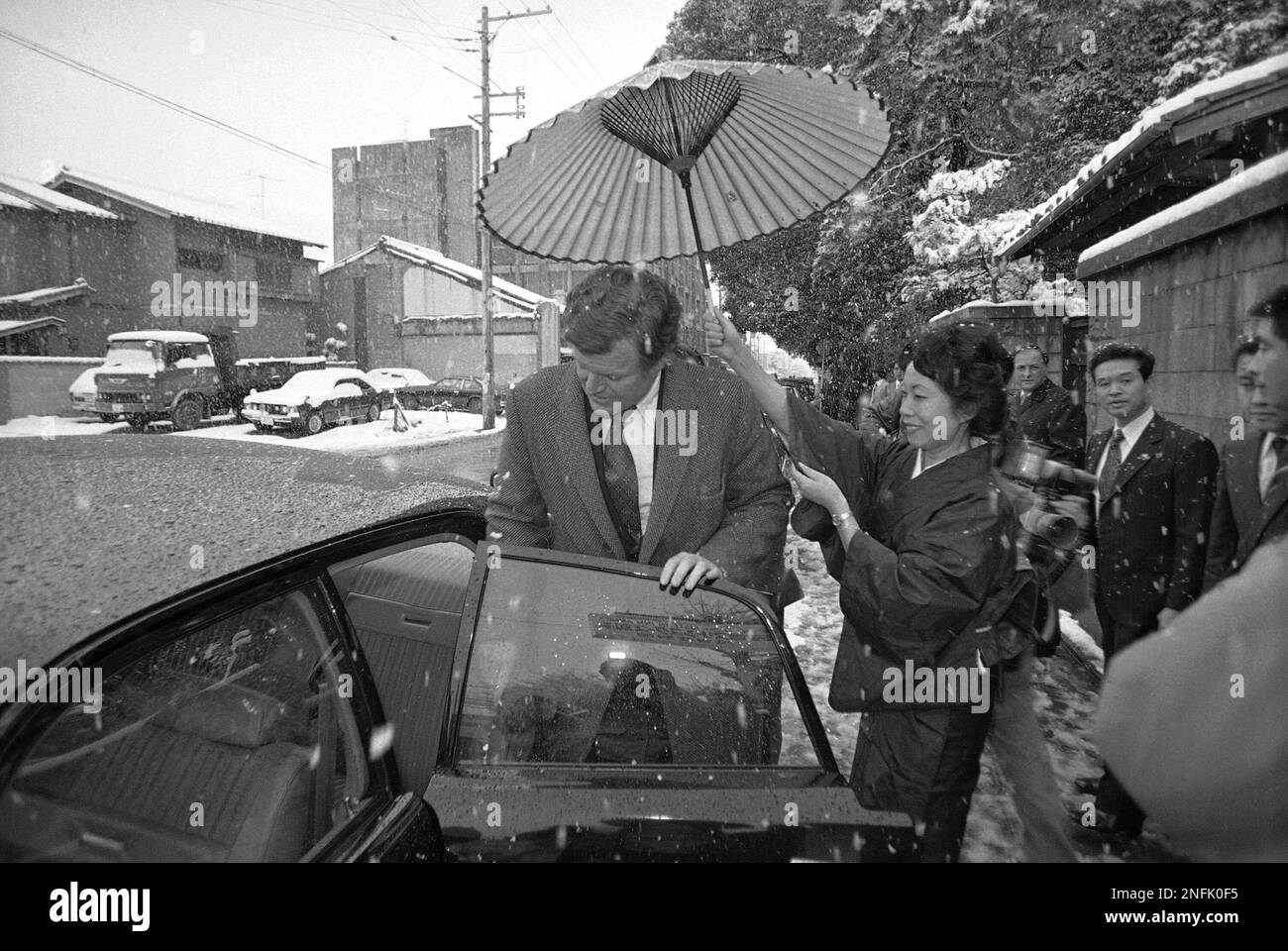 U.S. Senator Edward Kennedy shares a Japanese traditional paper-made ...