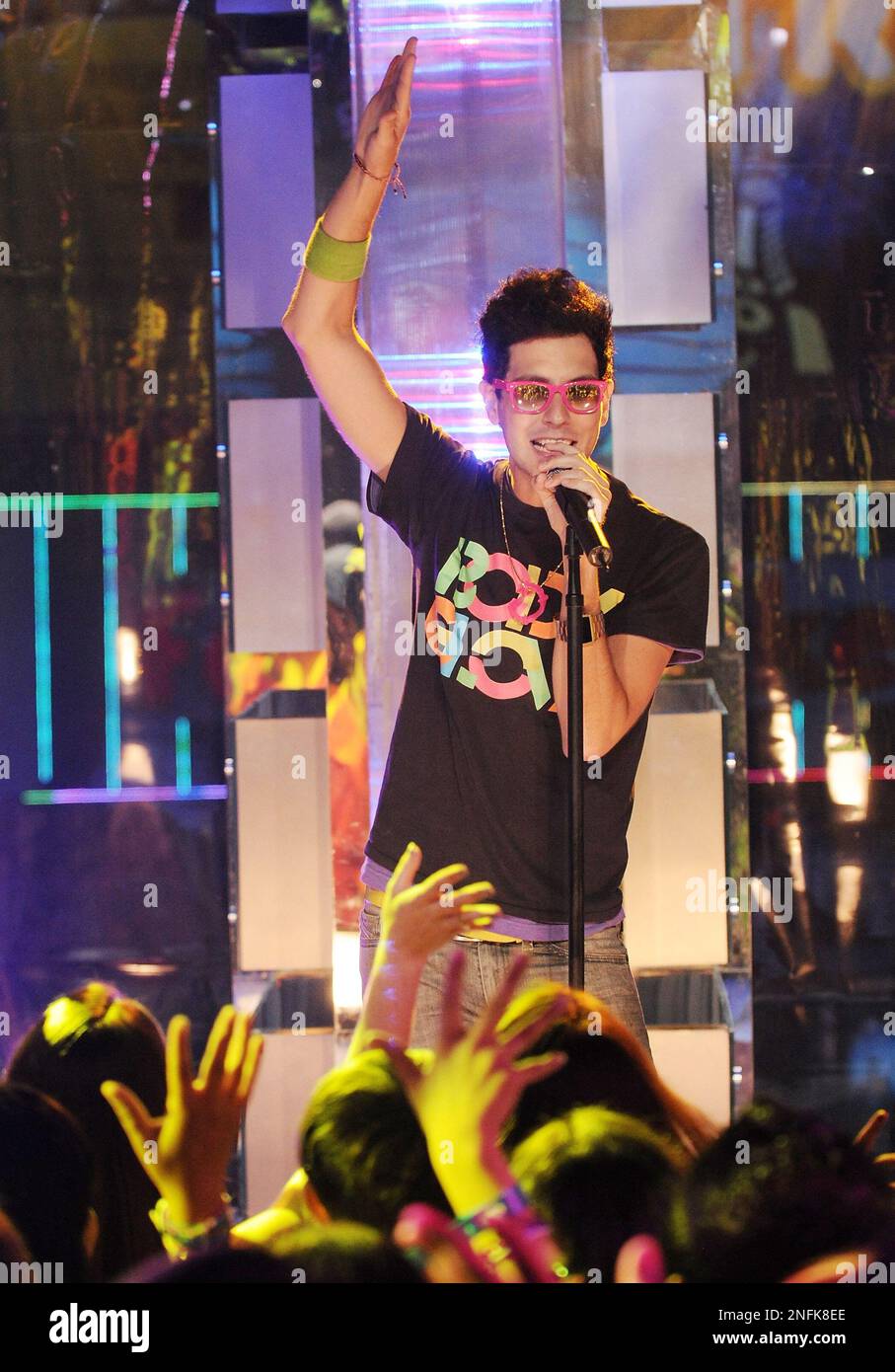 Cobra Starship singer Gabe Saporta makes an appearance on MTV's MiTRL ...
