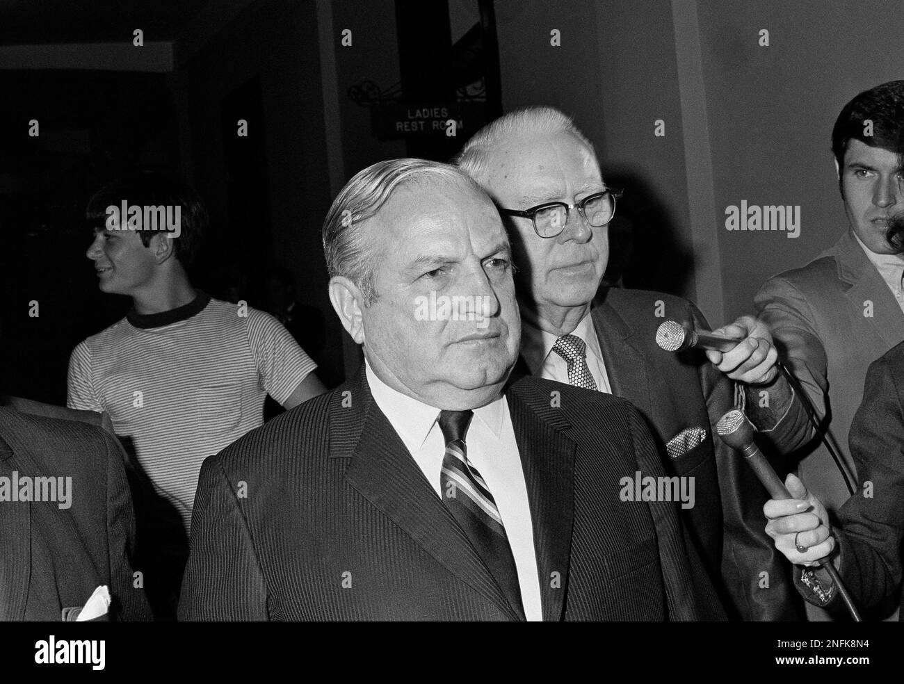 Mafia boss Carlos Marcello, flanked by his attorney G. Wray Gill as ...